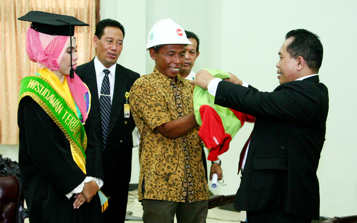 Suci Anak Kuli Bangunan Wisudawan terbaik Unnes Suci Anak Kuli Bangunan Wisudawan terbaik Unnes